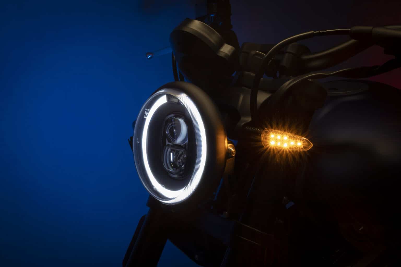 Nowy Junak SC 300: motocykl w stylu retro o dużych możliwościach [cena ...